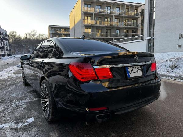 Black BMW 740 2013 in Vilnius, with an engine capacity of 2.98 L and mileage of 268 thousand km for 7000 €, photo 5 on AUTOMOTO.COM.LV