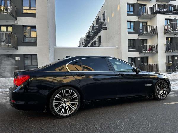 Black BMW 740 2013 in Vilnius, with an engine capacity of 2.98 L and mileage of 268 thousand km for 7000 €, photo 8 on AUTOMOTO.COM.LV