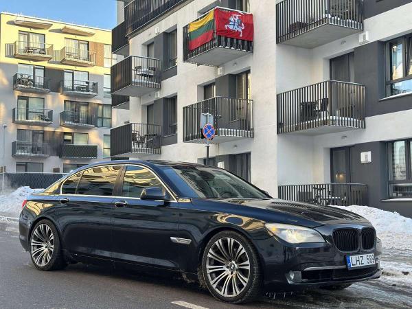 Black BMW 740 2013 in Vilnius, with an engine capacity of 2.98 L and mileage of 268 thousand km for 7000 €, photo 9 on AUTOMOTO.COM.LV