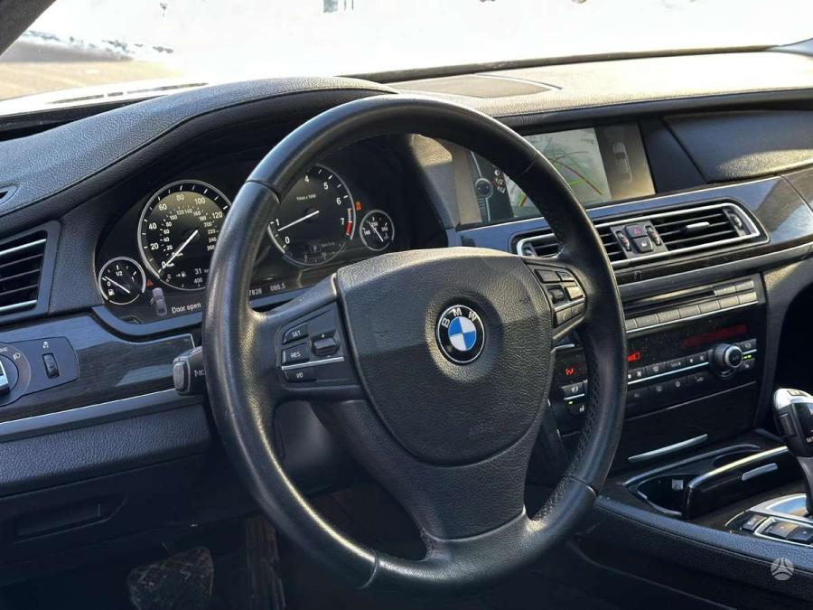 Black BMW 740 2013 in Vilnius, with an engine capacity of 2.98 L and mileage of 268 thousand km for 7000 €, photo 15 on AUTOMOTO.COM.LV