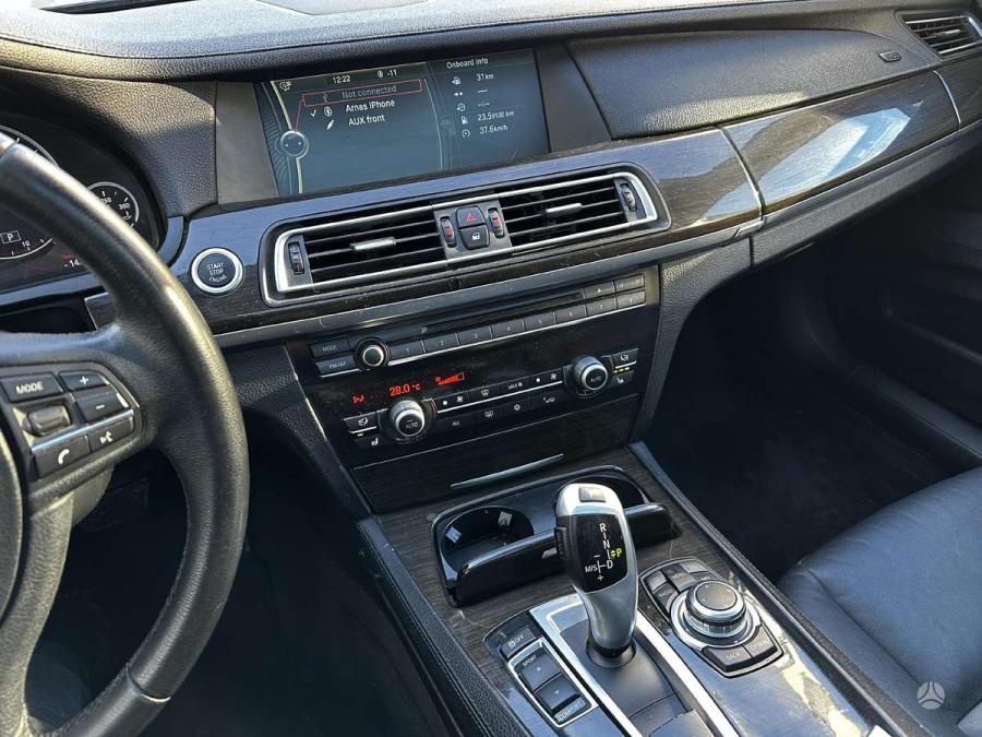 Black BMW 740 2013 in Vilnius, with an engine capacity of 2.98 L and mileage of 268 thousand km for 7000 €, photo 16 on AUTOMOTO.COM.LV