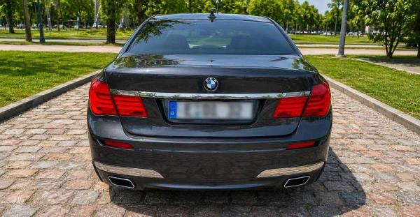 Black BMW 740 2013 in Klaipeda, with an engine capacity of 2.99 L and mileage of 200 thousand km for 12500 €, photo 2 on AUTOMOTO.COM.LV