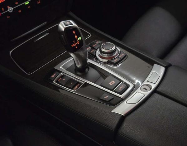 Black BMW 740 2013 in Marijampole, with an engine capacity of 2.99 L and mileage of 306 thousand km for 13850 €, photo 9 on AUTOMOTO.COM.LV