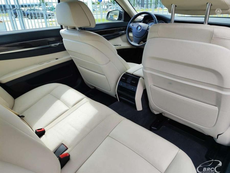 Melns BMW 740 2013 Klaipėda, ar dzinēja tilpumu 2.99 L un nobraukumu 279 tūkst. km par 11500 €, foto 13 vietnē AUTOMOTO.COM.LV