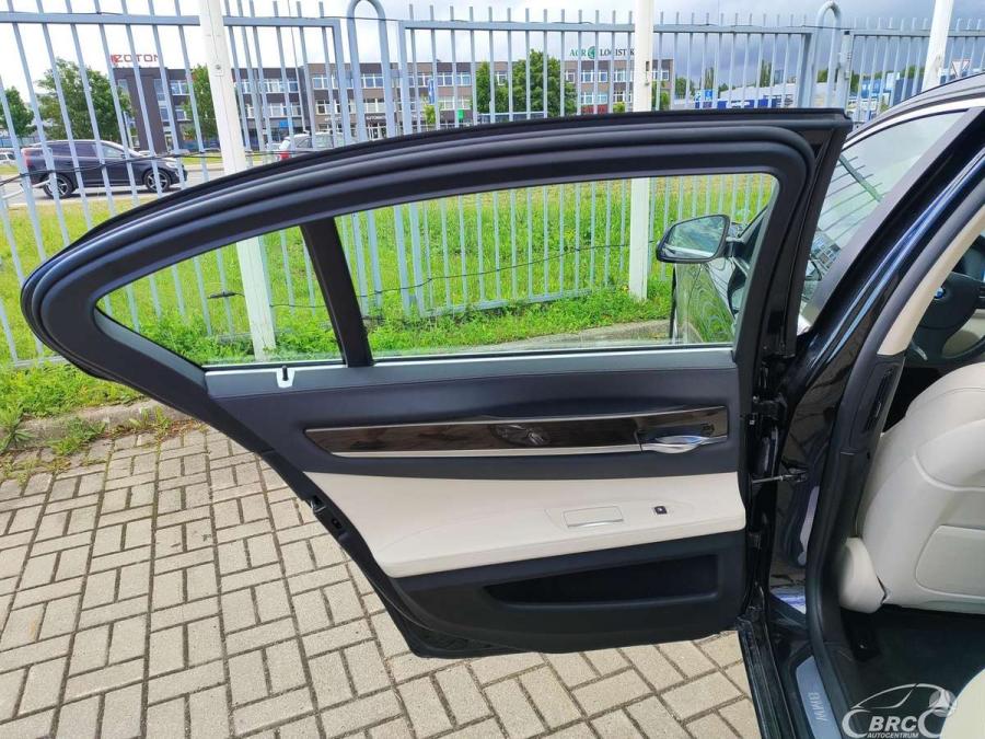 Melns BMW 740 2013 Klaipėda, ar dzinēja tilpumu 2.99 L un nobraukumu 279 tūkst. km par 11500 €, foto 16 vietnē AUTOMOTO.COM.LV