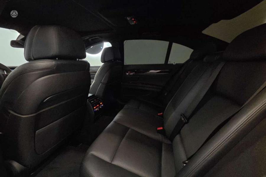 Melns BMW 740 2013 Marijampole, ar dzinēja tilpumu 2.99 L un nobraukumu 306 tūkst. km par 13500 €, foto 19 vietnē AUTOMOTO.COM.LV