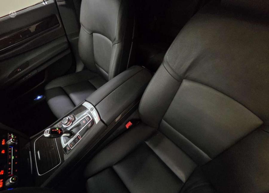 Melns BMW 740 2013 Marijampole, ar dzinēja tilpumu 2.99 L un nobraukumu 306 tūkst. km par 13500 €, foto 21 vietnē AUTOMOTO.COM.LV