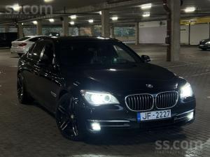 Black BMW 740 2013 in Riga, with an engine capacity of 3.00 L and mileage of 304 thousand km for 12750 €, photo 3 on AUTOMOTO.COM.LV