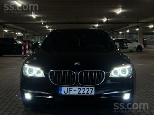 Black BMW 740 2013 in Riga, with an engine capacity of 3.00 L and mileage of 304 thousand km for 12750 €, photo 4 on AUTOMOTO.COM.LV