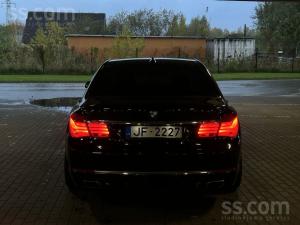 Black BMW 740 2013 in Riga, with an engine capacity of 3.00 L and mileage of 304 thousand km for 12750 €, photo 5 on AUTOMOTO.COM.LV