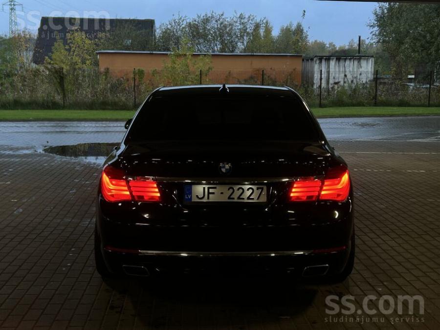 Black BMW 740 2013 in Riga, with an engine capacity of 3.00 L and mileage of 304 thousand km for 12750 €, photo 5 on AUTOMOTO.COM.LV