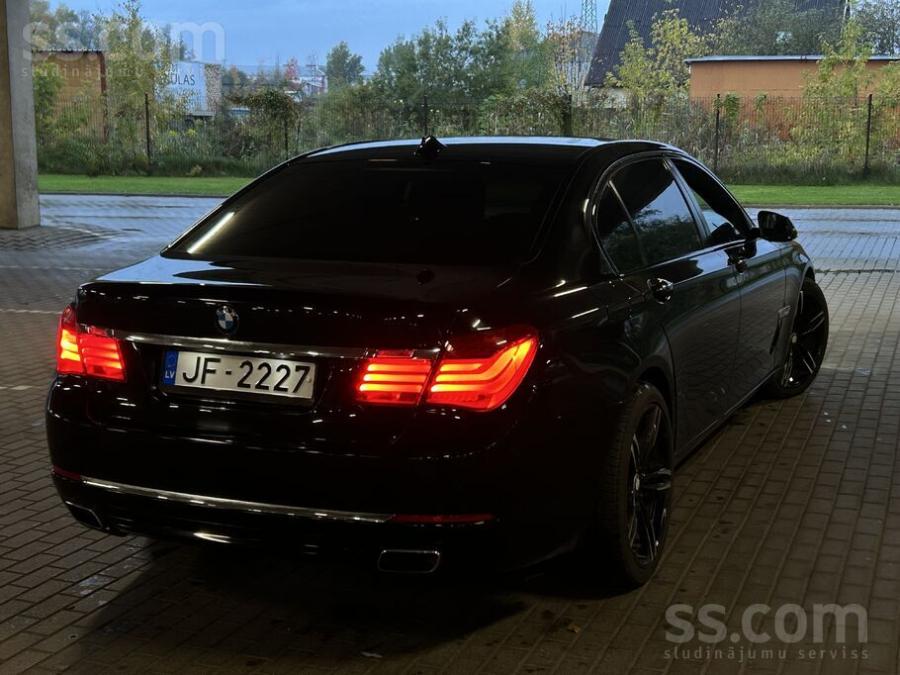 Black BMW 740 2013 in Riga, with an engine capacity of 3.00 L and mileage of 304 thousand km for 12750 €, photo 6 on AUTOMOTO.COM.LV