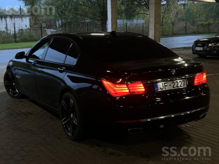 Black BMW 740 2013 in Riga, with an engine capacity of 3.00 L and mileage of 304 thousand km for 12750 €, photo 7 on AUTOMOTO.COM.LV