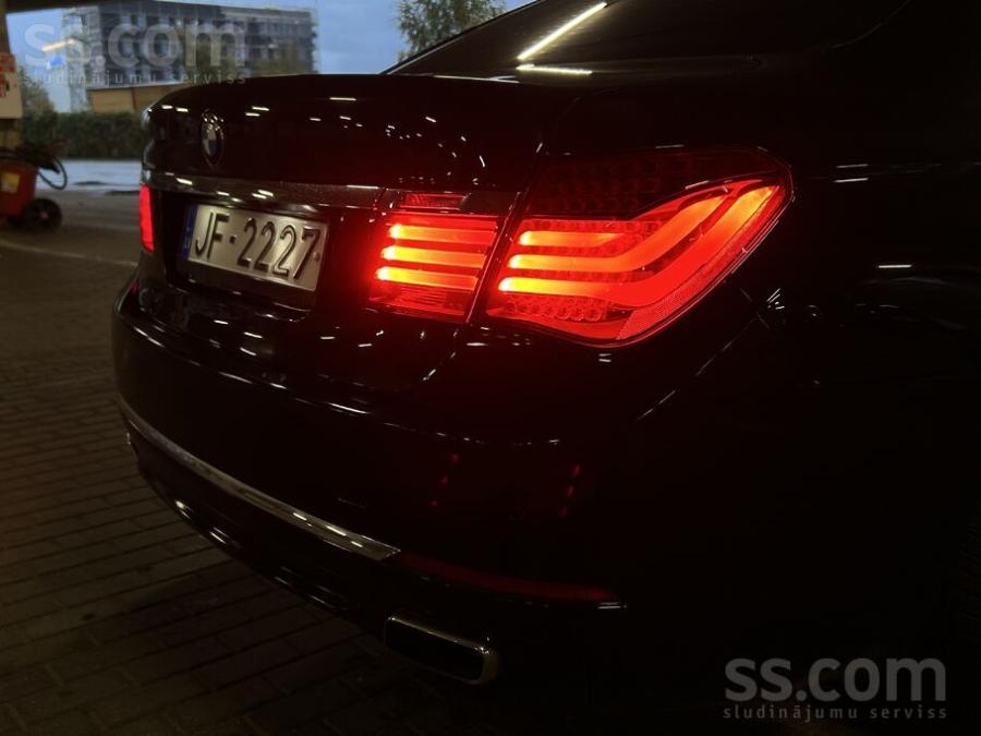 Black BMW 740 2013 in Riga, with an engine capacity of 3.00 L and mileage of 304 thousand km for 12750 €, photo 8 on AUTOMOTO.COM.LV