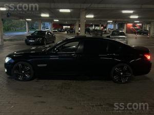 Black BMW 740 2013 in Riga, with an engine capacity of 3.00 L and mileage of 304 thousand km for 12750 €, photo 9 on AUTOMOTO.COM.LV