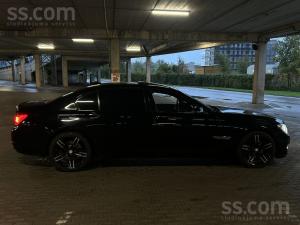 Black BMW 740 2013 in Riga, with an engine capacity of 3.00 L and mileage of 304 thousand km for 12750 €, photo 10 on AUTOMOTO.COM.LV