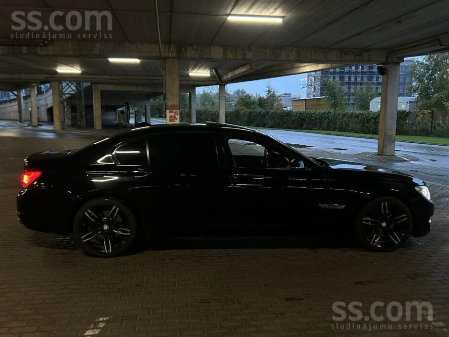 Black BMW 740 2013 in Riga, with an engine capacity of 3.00 L and mileage of 304 thousand km for 12750 €, photo 10 on AUTOMOTO.COM.LV