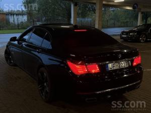 Black BMW 740 2013 in Riga, with an engine capacity of 3.00 L and mileage of 304 thousand km for 12750 €, photo 11 on AUTOMOTO.COM.LV
