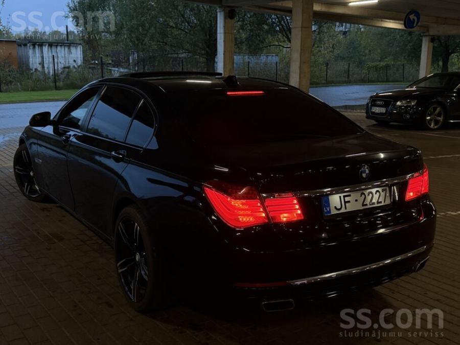 Black BMW 740 2013 in Riga, with an engine capacity of 3.00 L and mileage of 304 thousand km for 12750 €, photo 11 on AUTOMOTO.COM.LV