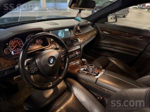 Black BMW 740 2013 in Riga, with an engine capacity of 3.00 L and mileage of 304 thousand km for 12750 €, photo 12 on AUTOMOTO.COM.LV