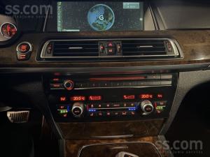 Black BMW 740 2013 in Riga, with an engine capacity of 3.00 L and mileage of 304 thousand km for 12750 €, photo 13 on AUTOMOTO.COM.LV