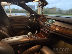 Black BMW 740 2013 in Riga, with an engine capacity of 3.00 L and mileage of 304 thousand km for 12750 €, photo 14 on AUTOMOTO.COM.LV