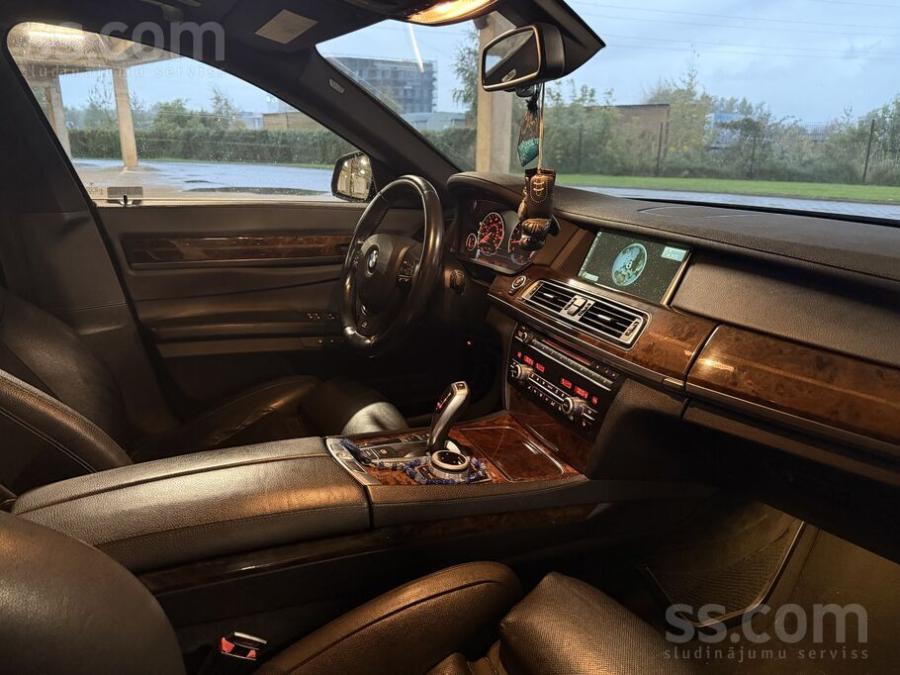 Black BMW 740 2013 in Riga, with an engine capacity of 3.00 L and mileage of 304 thousand km for 12750 €, photo 14 on AUTOMOTO.COM.LV