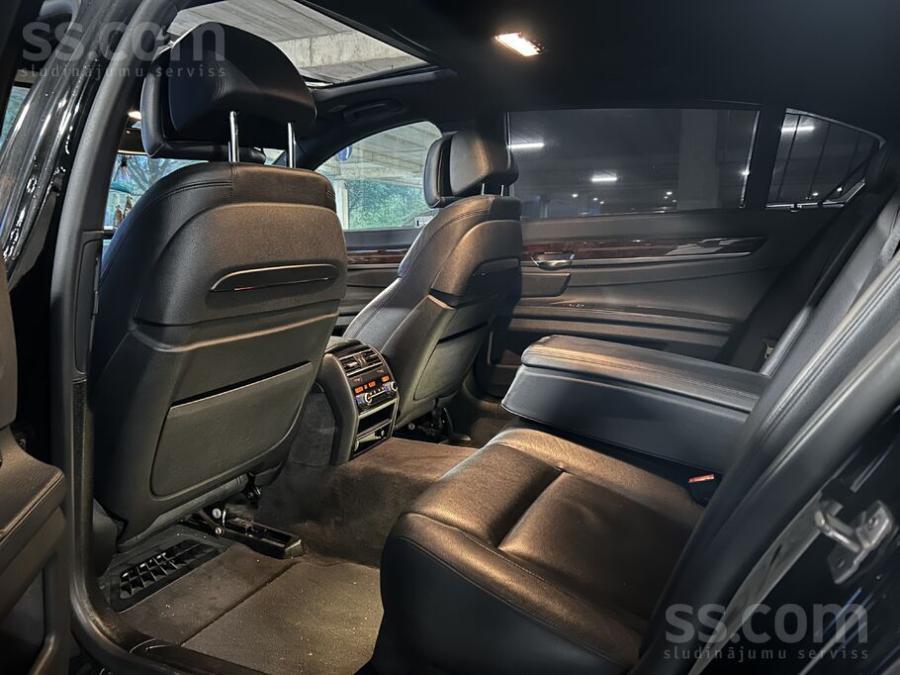 Black BMW 740 2013 in Riga, with an engine capacity of 3.00 L and mileage of 304 thousand km for 12750 €, photo 15 on AUTOMOTO.COM.LV