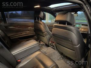 Black BMW 740 2013 in Riga, with an engine capacity of 3.00 L and mileage of 304 thousand km for 12750 €, photo 16 on AUTOMOTO.COM.LV