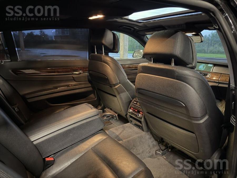 Black BMW 740 2013 in Riga, with an engine capacity of 3.00 L and mileage of 304 thousand km for 12750 €, photo 16 on AUTOMOTO.COM.LV