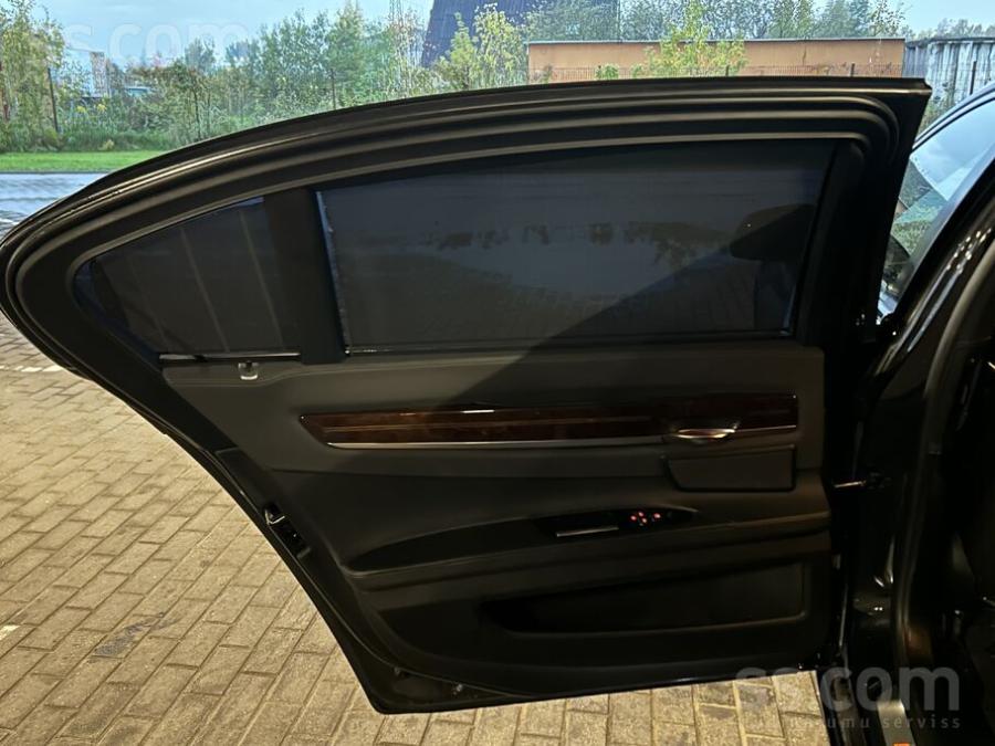 Black BMW 740 2013 in Riga, with an engine capacity of 3.00 L and mileage of 304 thousand km for 12750 €, photo 21 on AUTOMOTO.COM.LV