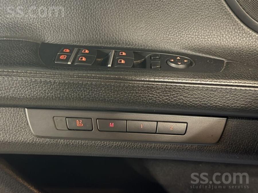 Black BMW 740 2013 in Riga, with an engine capacity of 3.00 L and mileage of 304 thousand km for 12750 €, photo 25 on AUTOMOTO.COM.LV