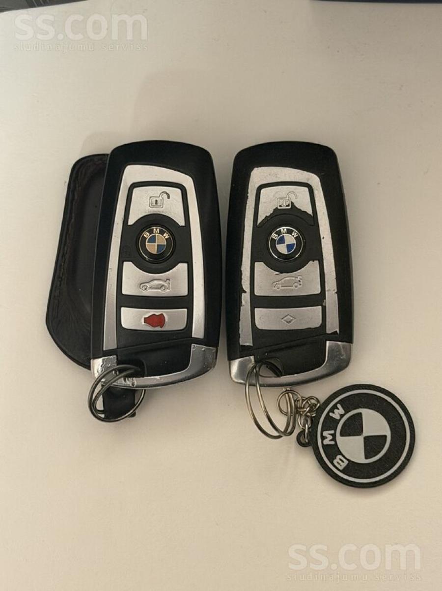Black BMW 740 2013 in Riga, with an engine capacity of 3.00 L and mileage of 304 thousand km for 12750 €, photo 26 on AUTOMOTO.COM.LV