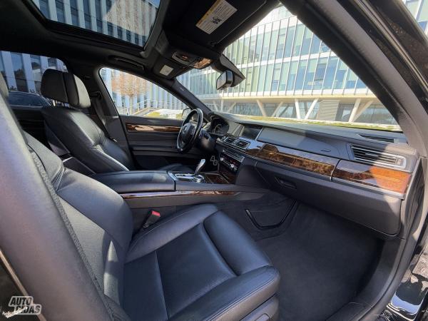 Melns BMW 740 2014 Viļņa, ar dzinēja tilpumu 3.00 L un nobraukumu 165 tūkst. km par 14500 €, foto 9 vietnē AUTOMOTO.COM.LV