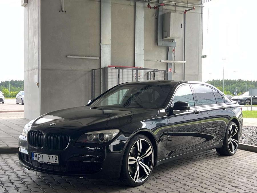 Black BMW 740 2014 in Vilnius, with an engine capacity of 3.00 L and mileage of 190 thousand km for 11000 €, photo 3 on AUTOMOTO.COM.LV