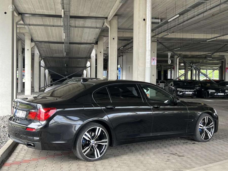 Black BMW 740 2014 in Vilnius, with an engine capacity of 3.00 L and mileage of 190 thousand km for 11000 €, photo 5 on AUTOMOTO.COM.LV