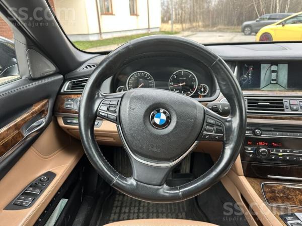 Melns BMW 740 2014 Rīga, ar dzinēja tilpumu 3.00 L un nobraukumu 309 tūkst. km par 14500 €, foto 7 vietnē AUTOMOTO.COM.LV
