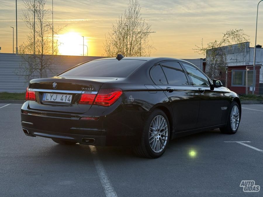 Black BMW 740 2015 in Vilnius, with an engine capacity of 3.00 L and mileage of 166 thousand km for 13500 €, photo 4 on AUTOMOTO.COM.LV