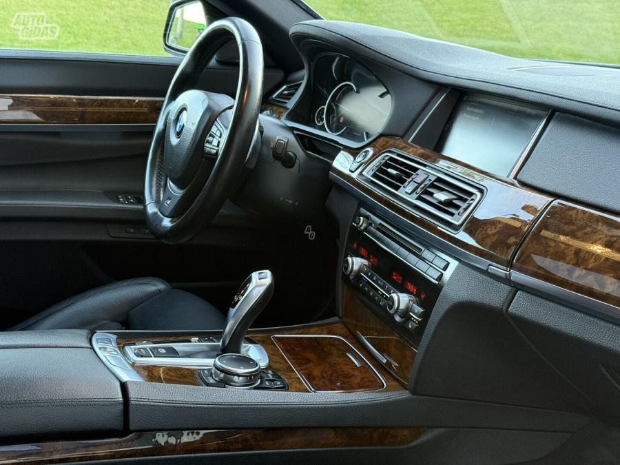 Black BMW 740 2015 in Vilnius, with an engine capacity of 3.00 L and mileage of 166 thousand km for 13500 €, photo 12 on AUTOMOTO.COM.LV