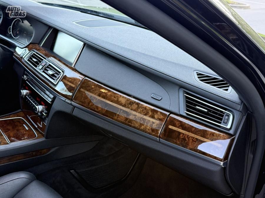 Black BMW 740 2015 in Vilnius, with an engine capacity of 3.00 L and mileage of 166 thousand km for 13500 €, photo 14 on AUTOMOTO.COM.LV