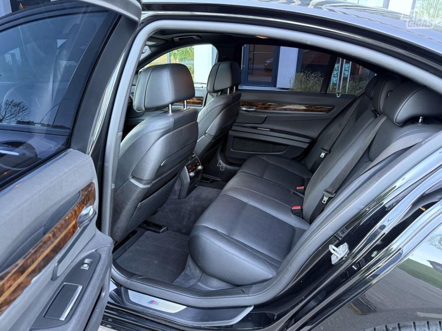 Black BMW 740 2015 in Vilnius, with an engine capacity of 3.00 L and mileage of 166 thousand km for 13500 €, photo 19 on AUTOMOTO.COM.LV