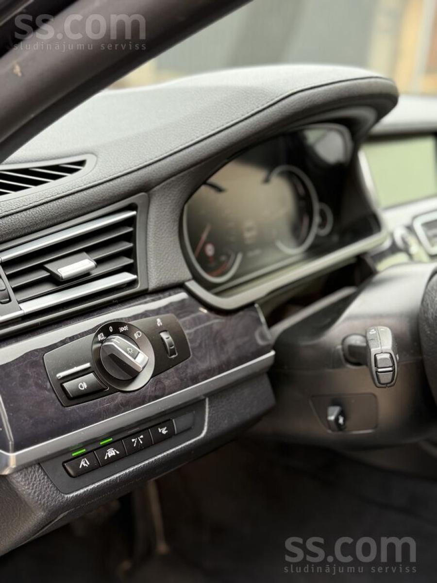 Melns BMW 740 2015 Kuldīga, ar dzinēja tilpumu 3.00 L un nobraukumu 0 tūkst. km par 19700 €, foto 10 vietnē AUTOMOTO.COM.LV