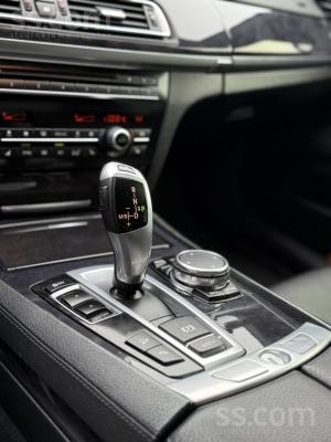Melns BMW 740 2015 Kuldīga, ar dzinēja tilpumu 3.00 L un nobraukumu 0 tūkst. km par 19700 €, foto 12 vietnē AUTOMOTO.COM.LV