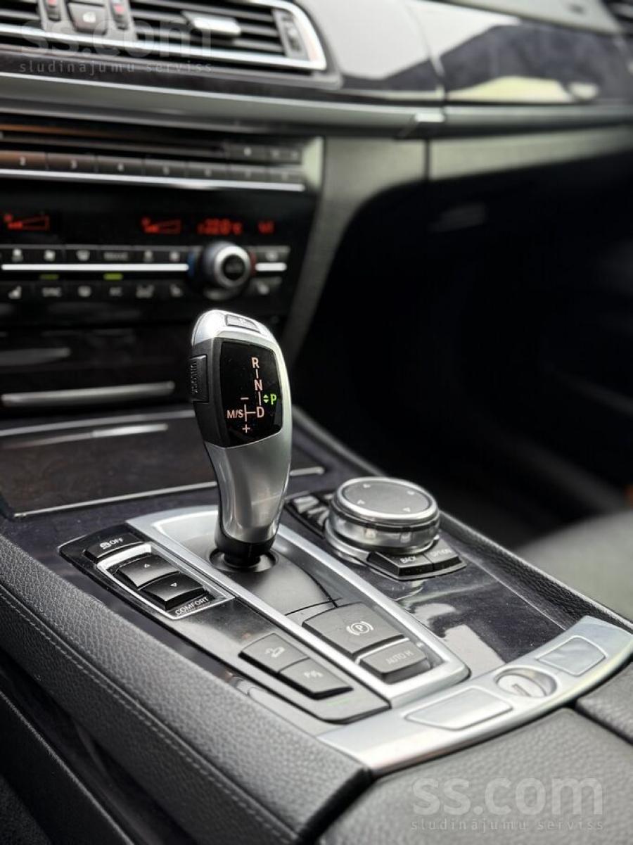 Melns BMW 740 2015 Kuldīga, ar dzinēja tilpumu 3.00 L un nobraukumu 0 tūkst. km par 19700 €, foto 12 vietnē AUTOMOTO.COM.LV