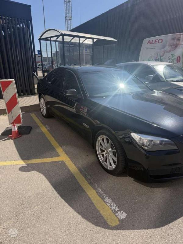 Melns BMW 740 2015 Viļņa, ar dzinēja tilpumu 2.98 L un nobraukumu 161 tūkst. km par 15000 €, foto 1 vietnē AUTOMOTO.COM.LV