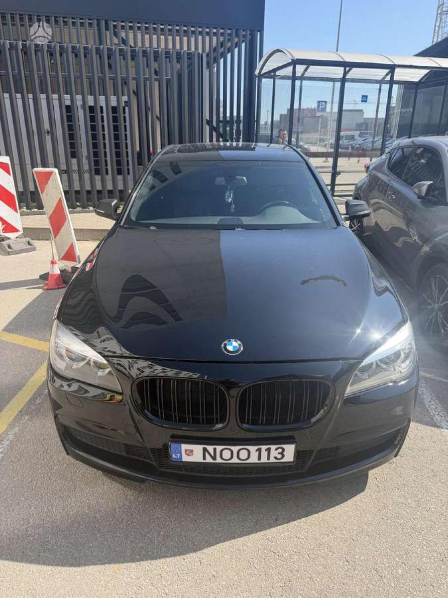 Melns BMW 740 2015 Viļņa, ar dzinēja tilpumu 2.98 L un nobraukumu 161 tūkst. km par 15000 €, foto 3 vietnē AUTOMOTO.COM.LV