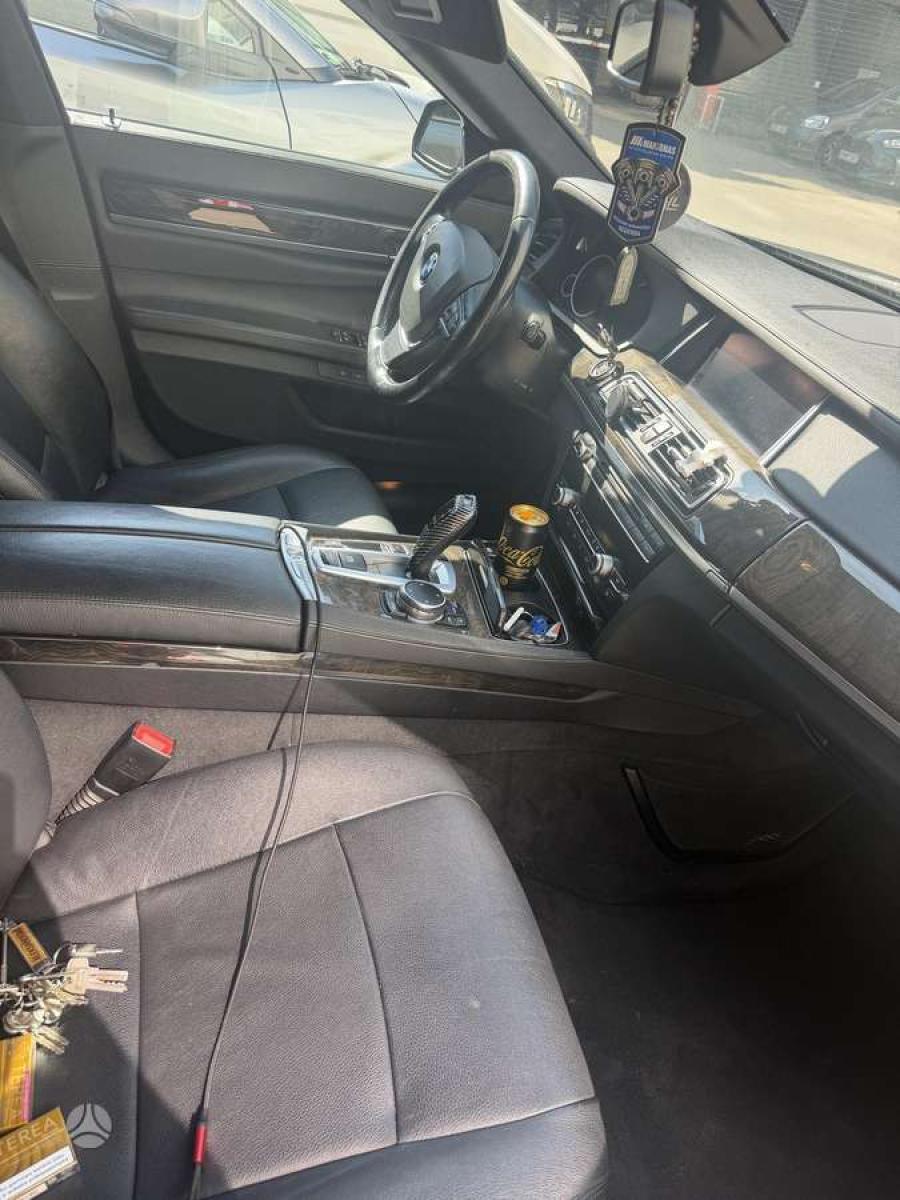 Melns BMW 740 2015 Viļņa, ar dzinēja tilpumu 2.98 L un nobraukumu 161 tūkst. km par 15000 €, foto 6 vietnē AUTOMOTO.COM.LV