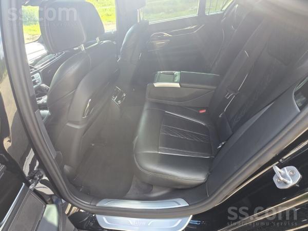 Black BMW 740 2015 in Jekabpils, with an engine capacity of 3.00 L and mileage of 223 thousand km for 21490 €, photo 9 on AUTOMOTO.COM.LV