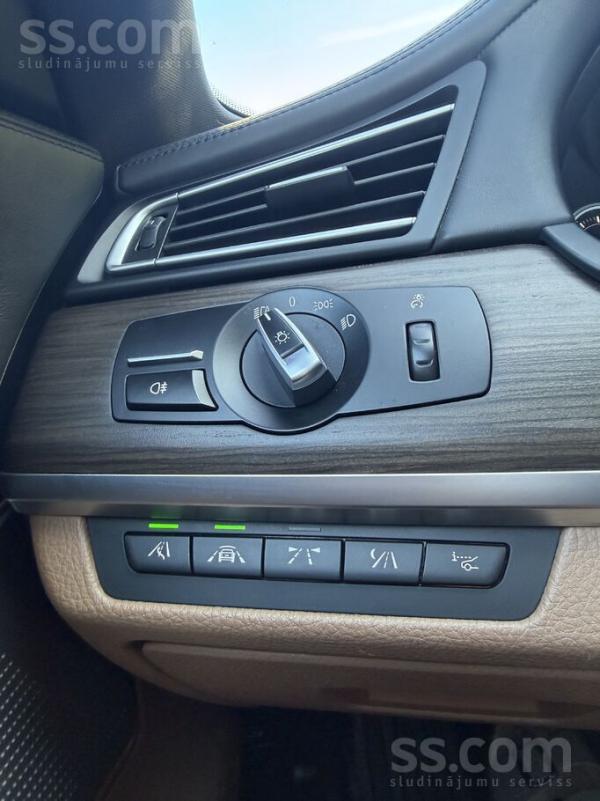 Black BMW 740 2015 in Riga, with an engine capacity of 3.00 L and mileage of 276 thousand km for 17500 €, photo 4 on AUTOMOTO.COM.LV