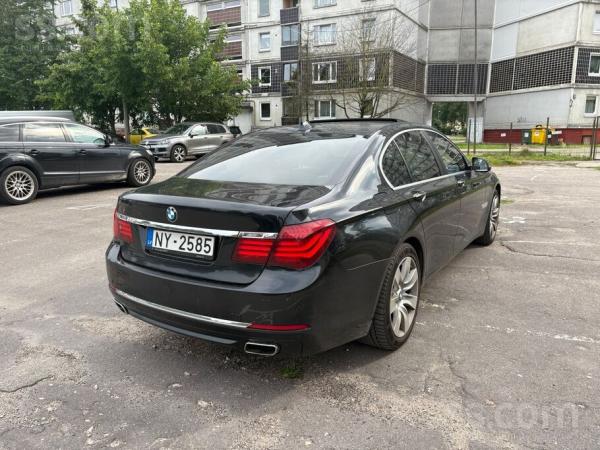 Black BMW 740 2015 in Riga, with an engine capacity of 3.00 L and mileage of 297 thousand km for 15000 €, photo 3 on AUTOMOTO.COM.LV